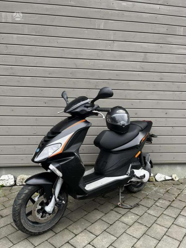 Черный Piaggio NRG 2019 в Клайпеда, объемом двигателя 50.00 л и пробегом 8 тыс. км за 1380 €, фото 3 на AUTOMOTO.COM.LV