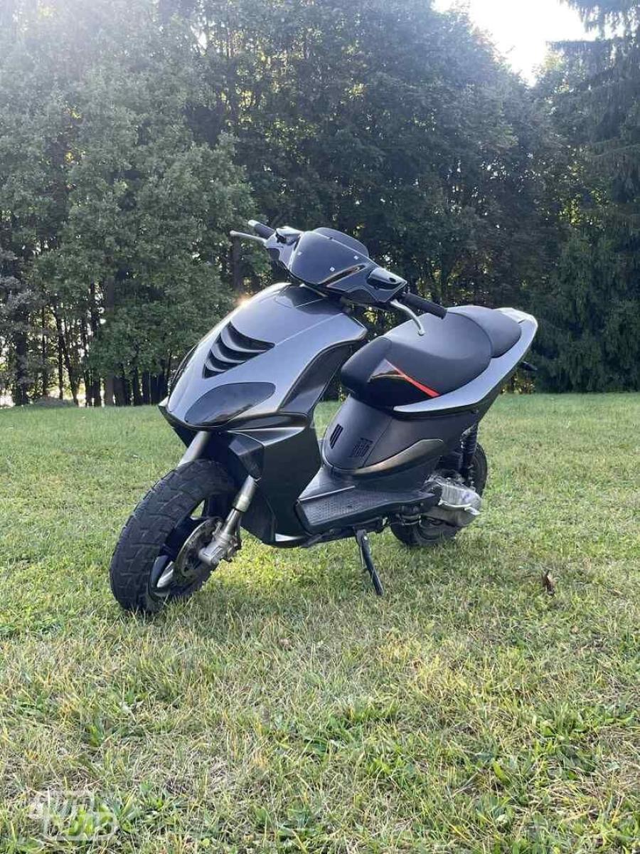 Grey Piaggio NRG 2008 in Kaunas, with an engine capacity of 0.05 L and mileage of 5 thousand km for 1000 €, photo 1 on AUTOMOTO.COM.LV