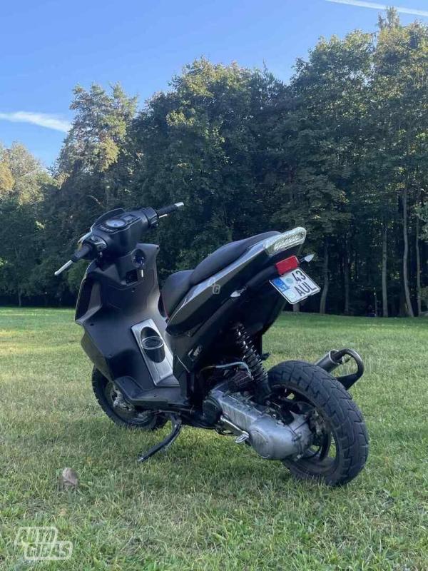 Pelēks Piaggio NRG 2008 Kauņa, ar dzinēja tilpumu 0.05 L un nobraukumu 5 tūkst. km par 1000 €, foto 4 vietnē AUTOMOTO.COM.LV