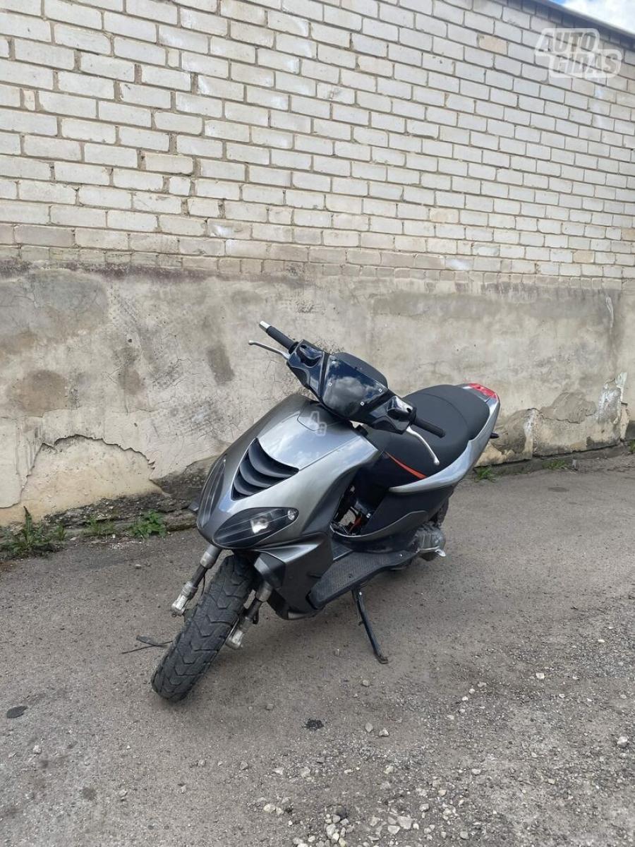 Pelēks Piaggio NRG 2008 Panevēža, ar dzinēja tilpumu 0.05 L un nobraukumu 5 tūkst. km par 1200 €, foto 1 vietnē AUTOMOTO.COM.LV
