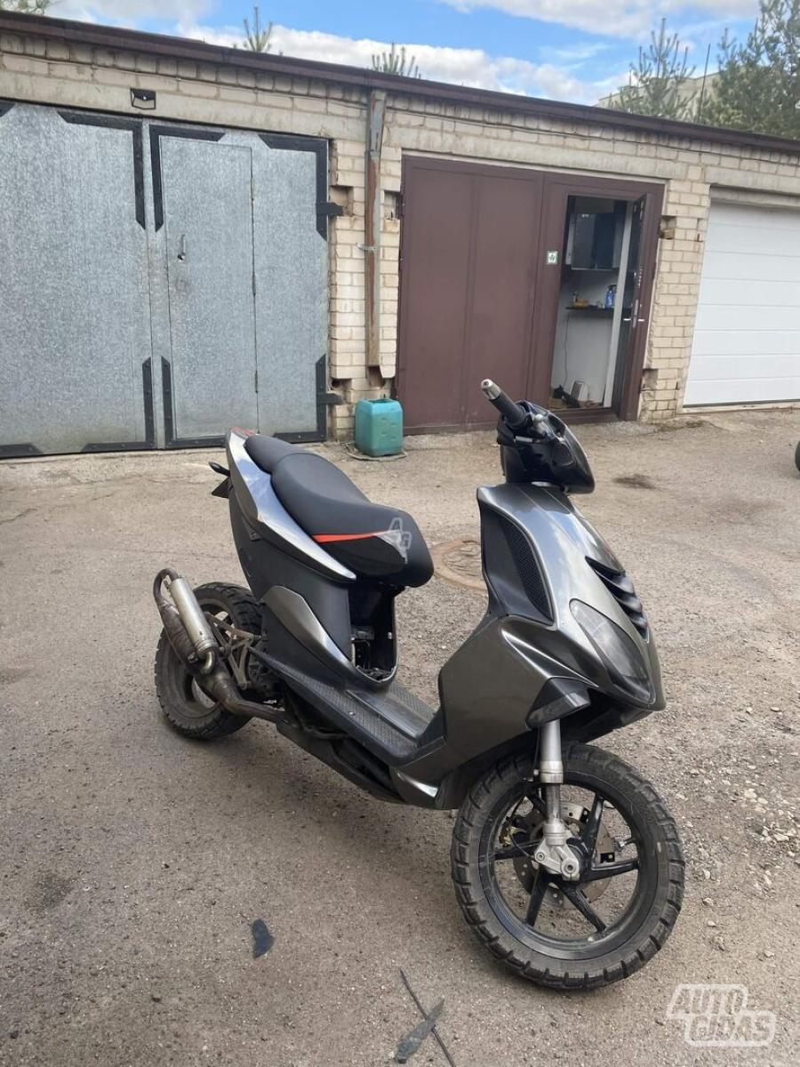 Pelēks Piaggio NRG 2008 Panevēža, ar dzinēja tilpumu 0.05 L un nobraukumu 5 tūkst. km par 1200 €, foto 4 vietnē AUTOMOTO.COM.LV