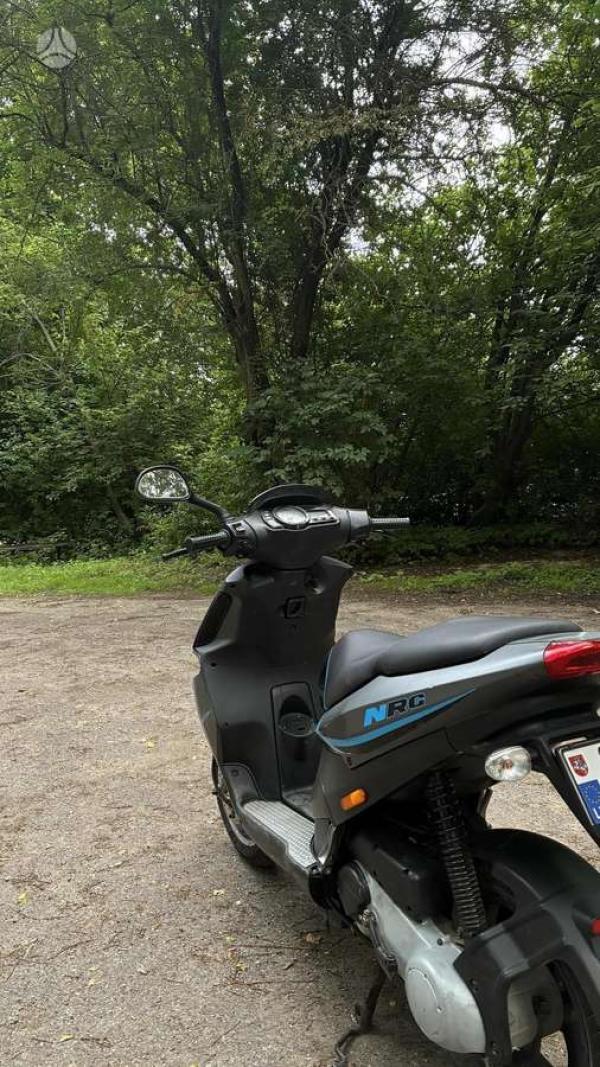 Grey Piaggio NRG 2015 in Vilnius, with an engine capacity of 50.00 L and mileage of 8 thousand km for 1400 €, photo 2 on AUTOMOTO.COM.LV