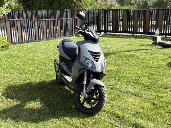 Grey Piaggio NRG 2015 in Kaunas, with an engine capacity of 50.00 L and mileage of 13 thousand km for 1550 €, photo 3 on AUTOMOTO.COM.LV