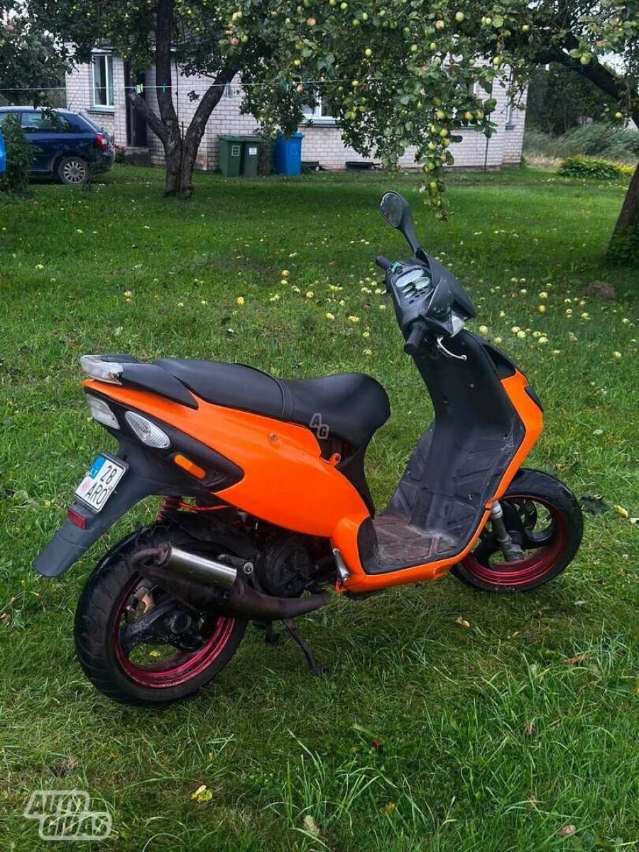 Piaggio NRG 2003 in Birstonas, with an engine capacity of 0.05 L and mileage of 18 thousand km for 680 €, photo 5 on AUTOMOTO.COM.LV