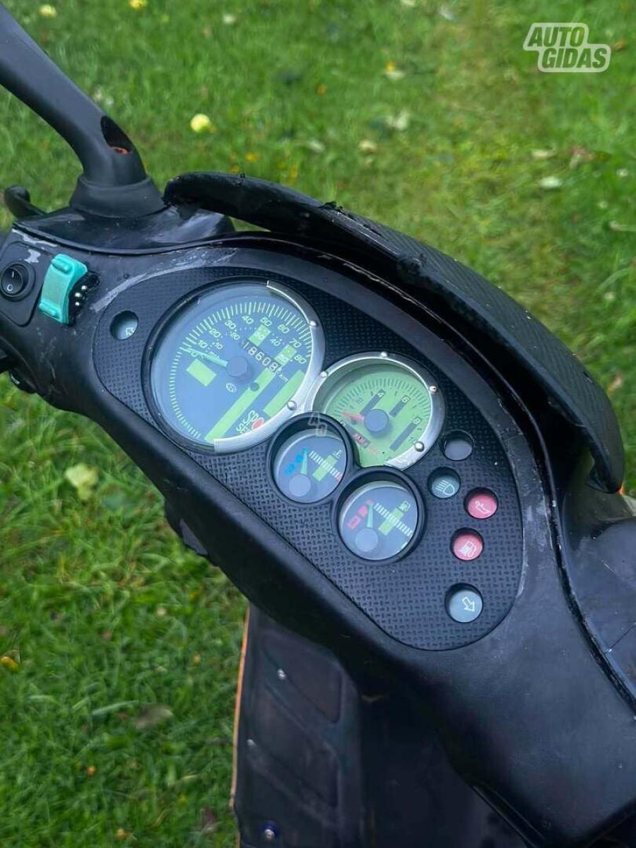 Piaggio NRG 2003 in Birstonas, with an engine capacity of 0.05 L and mileage of 18 thousand km for 680 €, photo 7 on AUTOMOTO.COM.LV
