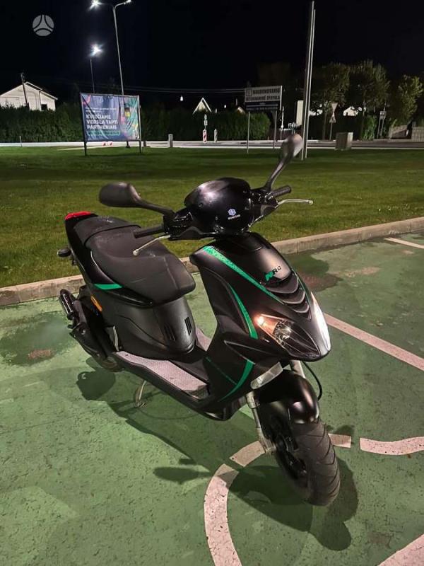 Piaggio NRG 2017 in Kaunas on AUTOMOTO.COM.LV Piaggio NRG 2017 in Kaunas, with an engine capacity of 50.00 L and mileage of 9 thousand km for 1850 €, photo 4 on AUTOMOTO.COM.LV