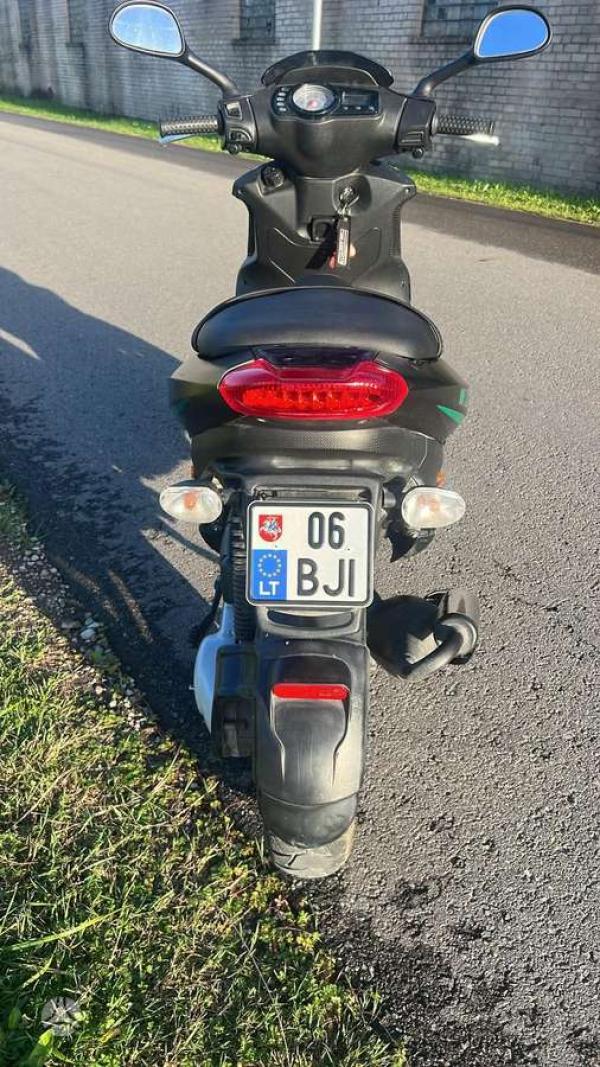 Piaggio NRG 2017 in Kaunas on AUTOMOTO.COM.LV Piaggio NRG 2017 in Kaunas, with an engine capacity of 50.00 L and mileage of 9 thousand km for 1850 €, photo 10 on AUTOMOTO.COM.LV