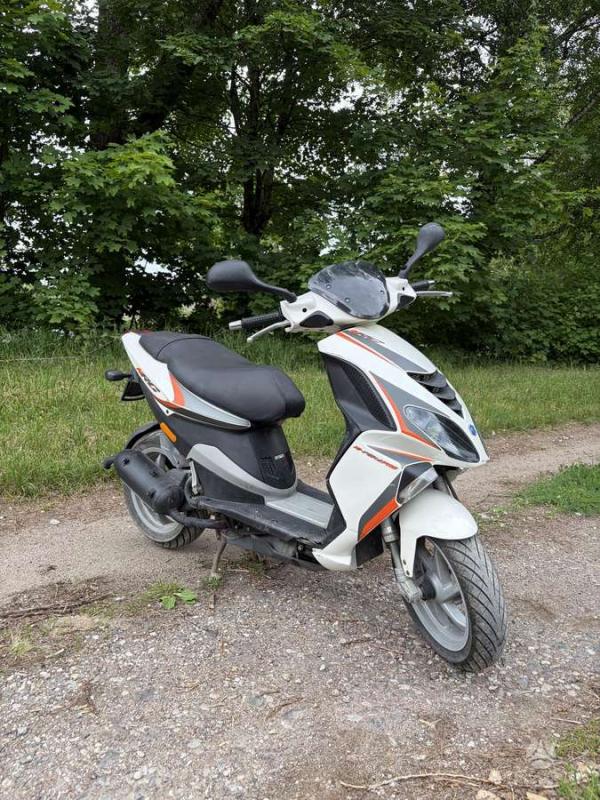 White Piaggio NRG 2007 in Vilnius, with an engine capacity of 49.00 L and mileage of 11 thousand km for 700 €, photo 1 on AUTOMOTO.COM.LV