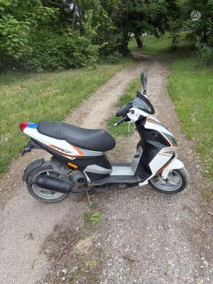 Белый Piaggio NRG 2007 в Вильнюс, объемом двигателя 49.00 л и пробегом 11 тыс. км за 700 €, фото 3 на AUTOMOTO.COM.LV