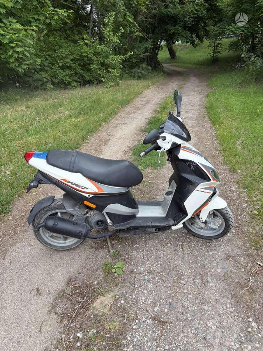 Белый Piaggio NRG 2007 в Вильнюс, объемом двигателя 49.00 л и пробегом 11 тыс. км за 700 €, фото 3 на AUTOMOTO.COM.LV