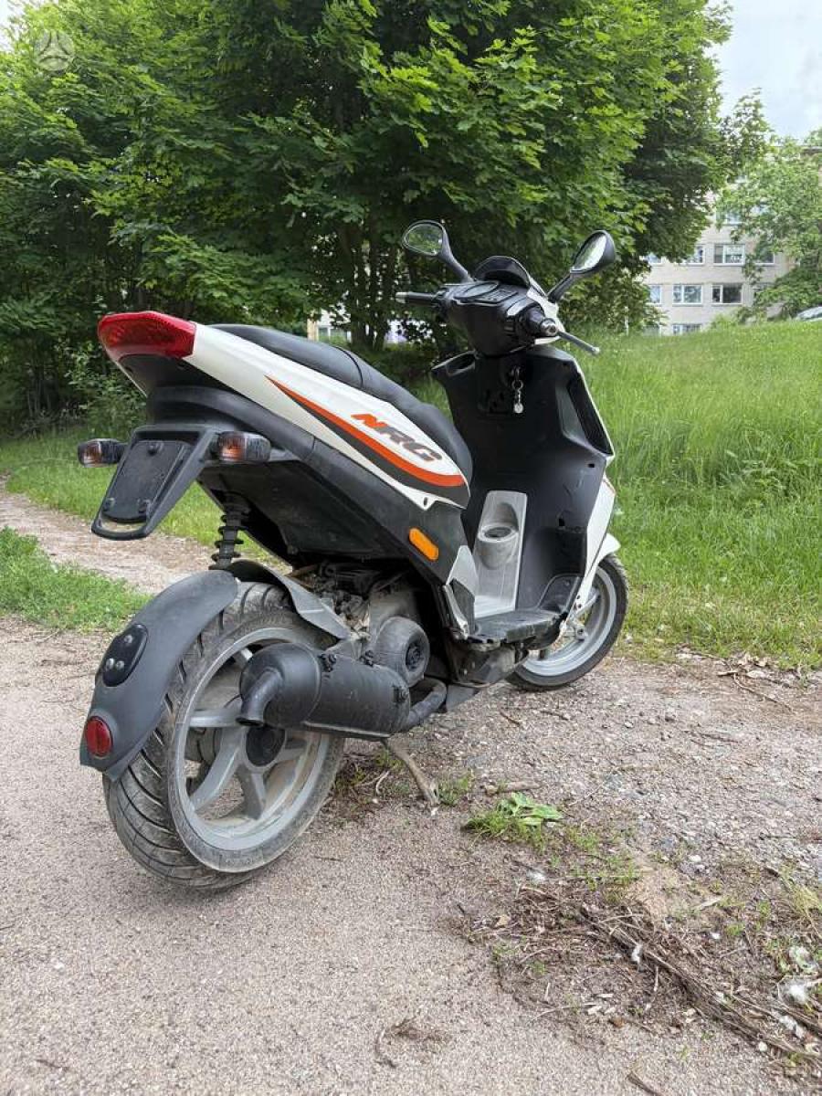 Белый Piaggio NRG 2007 в Вильнюс, объемом двигателя 49.00 л и пробегом 11 тыс. км за 700 €, фото 4 на AUTOMOTO.COM.LV