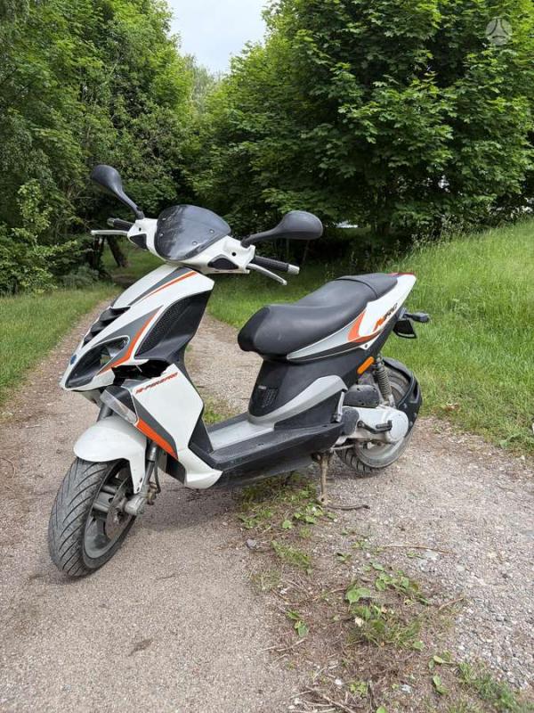 White Piaggio NRG 2007 in Vilnius, with an engine capacity of 49.00 L and mileage of 11 thousand km for 700 €, photo 4 on AUTOMOTO.COM.LV