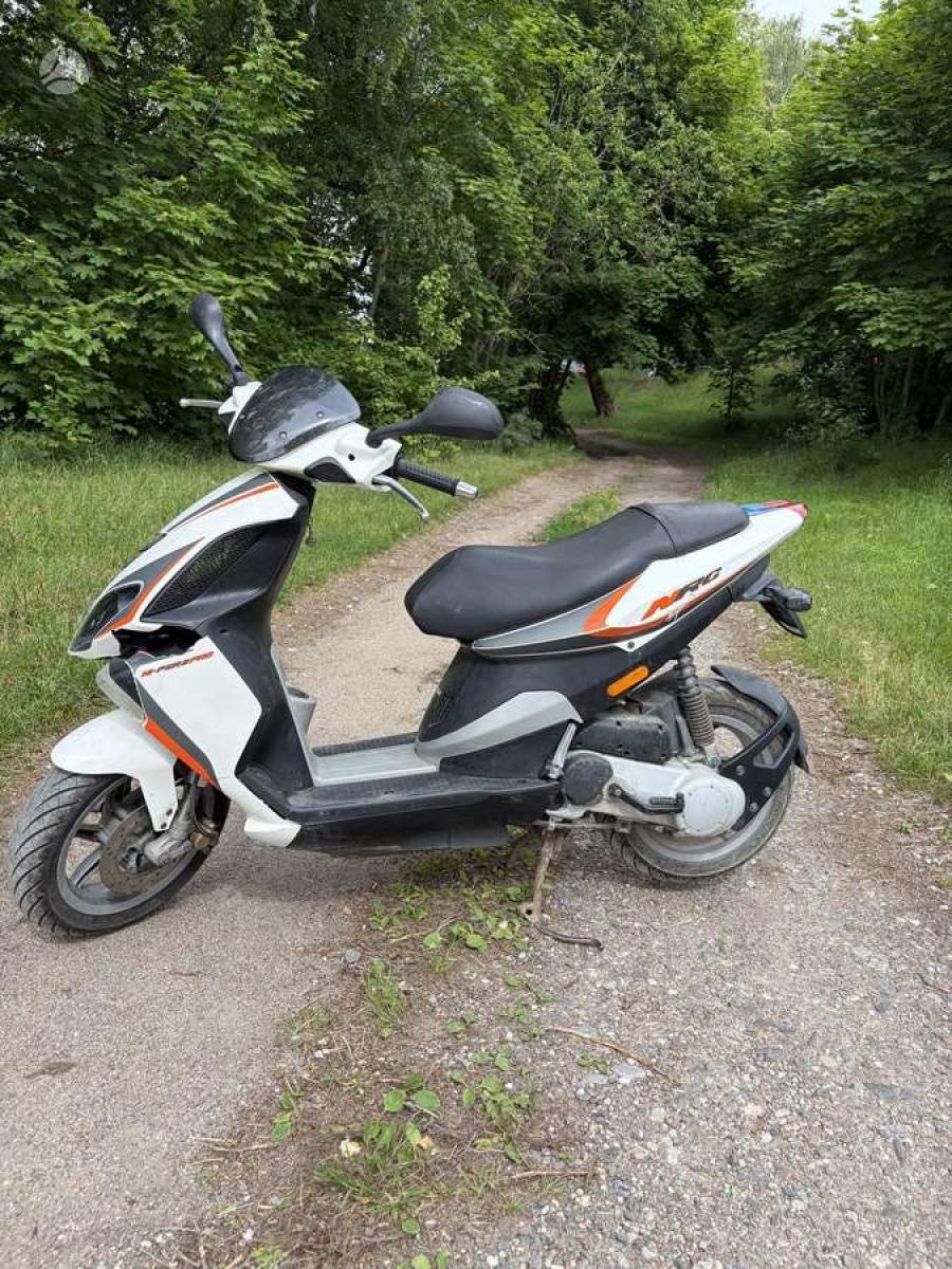 Белый Piaggio NRG 2007 в Вильнюс, объемом двигателя 49.00 л и пробегом 11 тыс. км за 700 €, фото 6 на AUTOMOTO.COM.LV