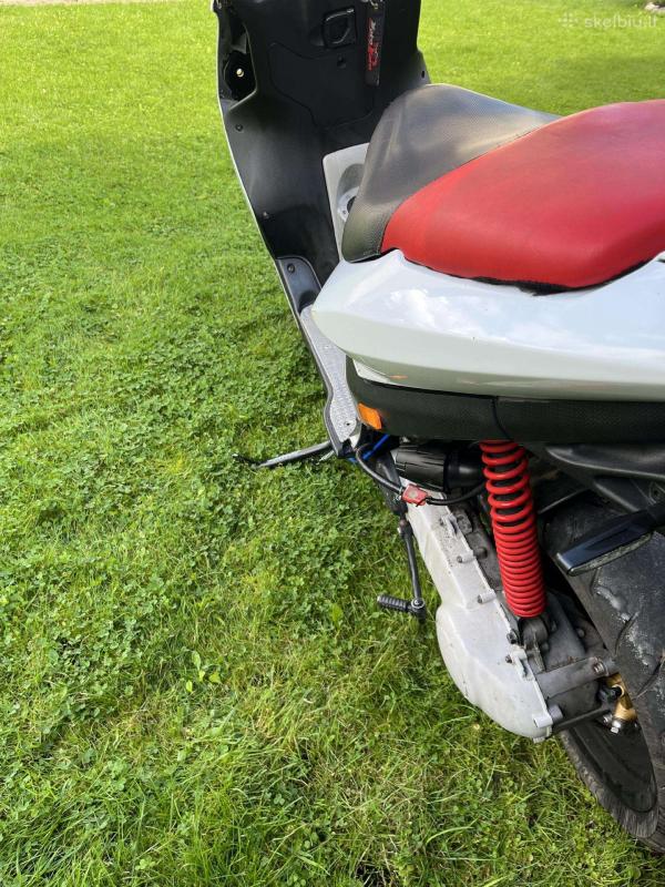 White Piaggio NRG 2008 in Kaunas, with an engine capacity of 50.00 L and mileage of 27 thousand km for 1000 €, photo 3 on AUTOMOTO.COM.LV