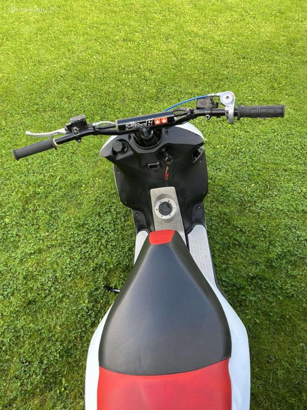 White Piaggio NRG 2008 in Kaunas, with an engine capacity of 50.00 L and mileage of 27 thousand km for 1000 €, photo 4 on AUTOMOTO.COM.LV