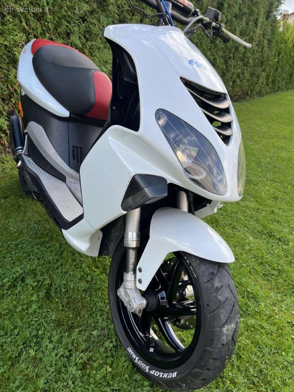 White Piaggio NRG 2008 in Kaunas, with an engine capacity of 50.00 L and mileage of 27 thousand km for 1000 €, photo 5 on AUTOMOTO.COM.LV