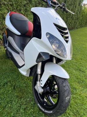 White Piaggio NRG 2008 in Kaunas, with an engine capacity of 50.00 L and mileage of 27 thousand km for 1000 €, photo 5 on AUTOMOTO.COM.LV