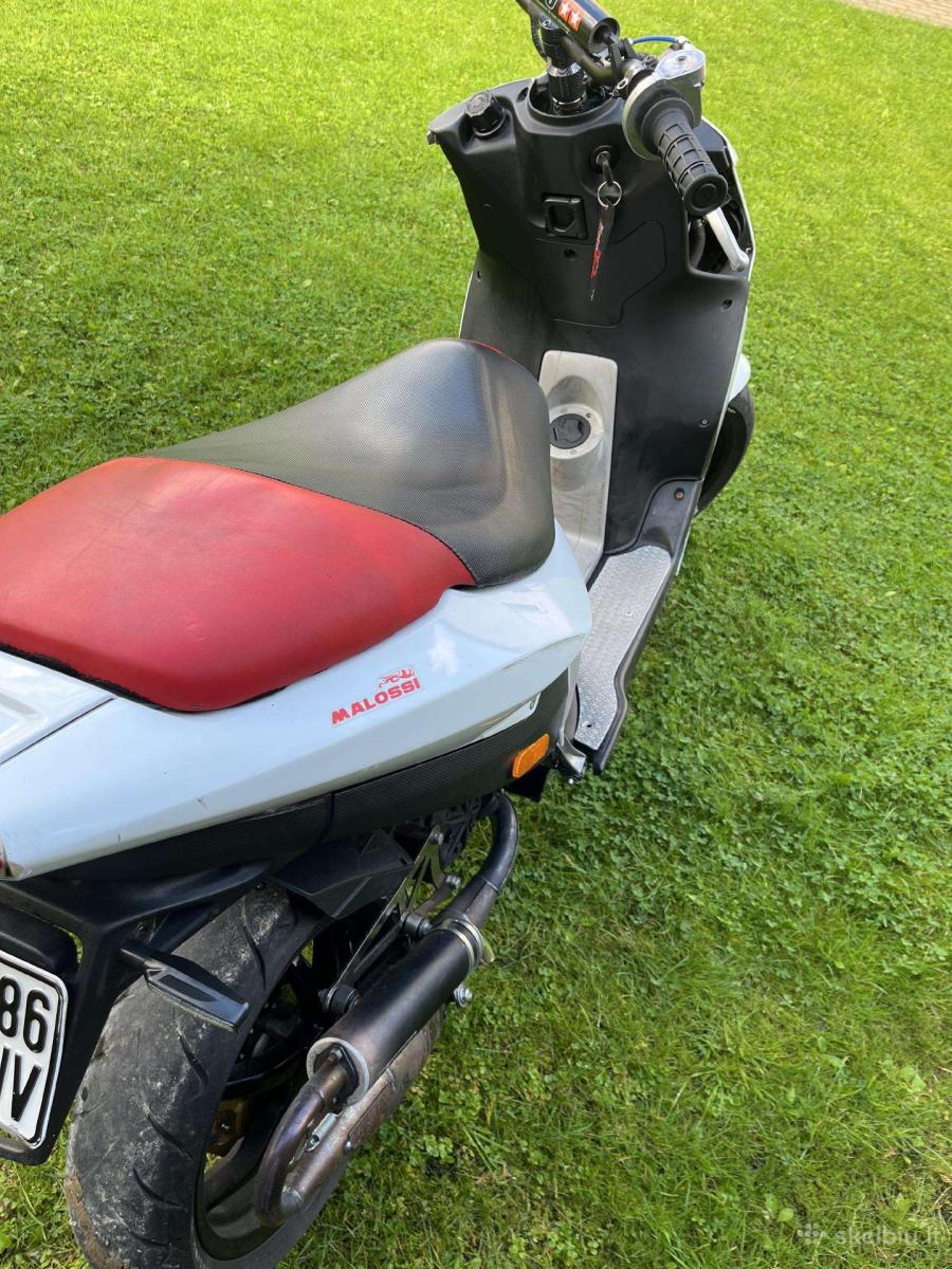 White Piaggio NRG 2008 in Kaunas, with an engine capacity of 50.00 L and mileage of 27 thousand km for 1000 €, photo 7 on AUTOMOTO.COM.LV