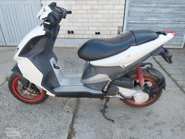White Piaggio NRG 2010 in Panevezys, with an engine capacity of 0.05 L and mileage of 30 thousand km for 750 €, photo 1 on AUTOMOTO.COM.LV