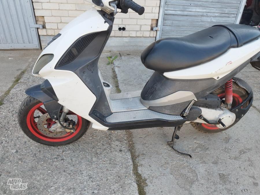 Balts Piaggio NRG 2010 Panevēža, ar dzinēja tilpumu 0.05 L un nobraukumu 30 tūkst. km par 750 €, foto 3 vietnē AUTOMOTO.COM.LV