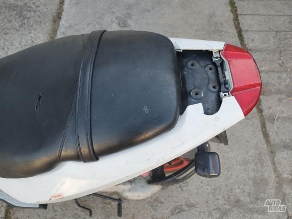 White Piaggio NRG 2010 in Panevezys, with an engine capacity of 0.05 L and mileage of 30 thousand km for 750 €, photo 5 on AUTOMOTO.COM.LV