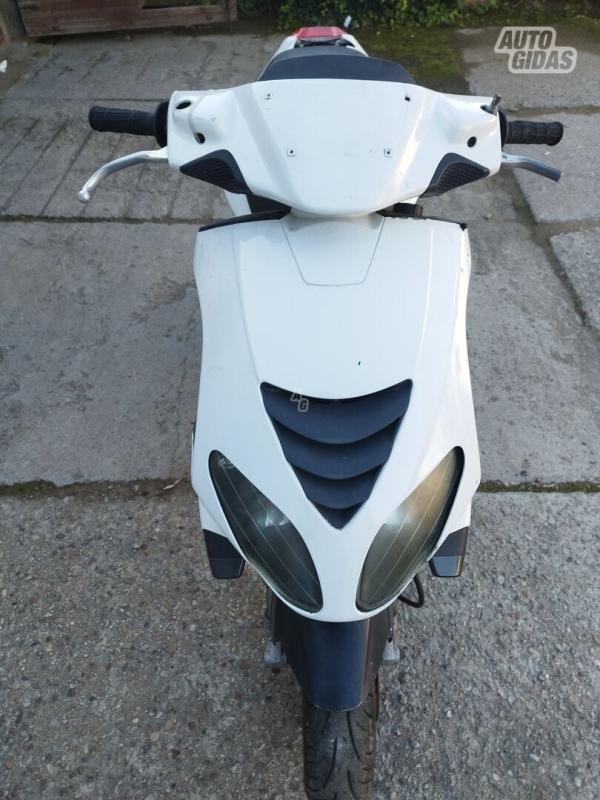 White Piaggio NRG 2010 in Panevezys, with an engine capacity of 0.05 L and mileage of 30 thousand km for 750 €, photo 6 on AUTOMOTO.COM.LV