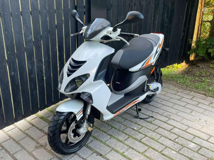 White Piaggio NRG 2011 in Prienai, with an engine capacity of 49.00 L and mileage of 6 thousand km for 1650 €, photo 1 on AUTOMOTO.COM.LV
