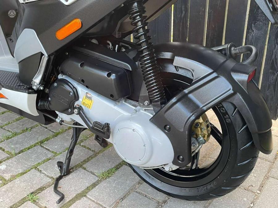 White Piaggio NRG 2011 in Prienai, with an engine capacity of 49.00 L and mileage of 6 thousand km for 1650 €, photo 16 on AUTOMOTO.COM.LV
