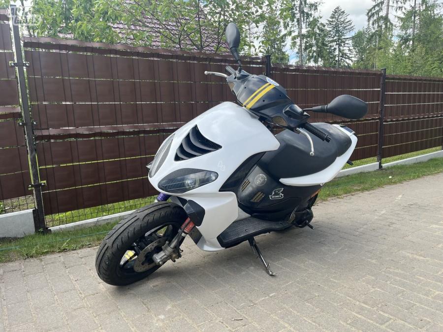 White Piaggio NRG 2012 in Vilnius, with an engine capacity of 0.05 L and mileage of 0 thousand km for 920 €, photo 3 on AUTOMOTO.COM.LV