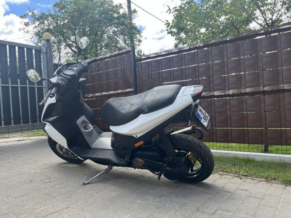 White Piaggio NRG 2012 in Vilnius, with an engine capacity of 0.05 L and mileage of 0 thousand km for 920 €, photo 3 on AUTOMOTO.COM.LV