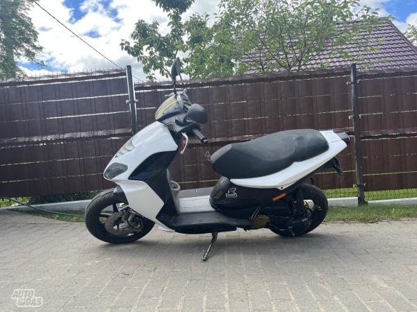 White Piaggio NRG 2012 in Vilnius, with an engine capacity of 0.05 L and mileage of 0 thousand km for 920 €, photo 4 on AUTOMOTO.COM.LV