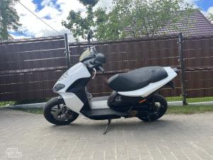 White Piaggio NRG 2012 in Vilnius, with an engine capacity of 0.05 L and mileage of 0 thousand km for 920 €, photo 5 on AUTOMOTO.COM.LV