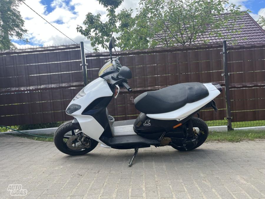 White Piaggio NRG 2012 in Vilnius, with an engine capacity of 0.05 L and mileage of 0 thousand km for 920 €, photo 5 on AUTOMOTO.COM.LV