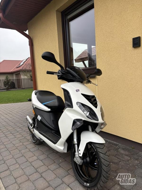 White Piaggio NRG 2013 in Pasvalys, with an engine capacity of 0.05 L and mileage of 10 thousand km for 1050 €, photo 1 on AUTOMOTO.COM.LV