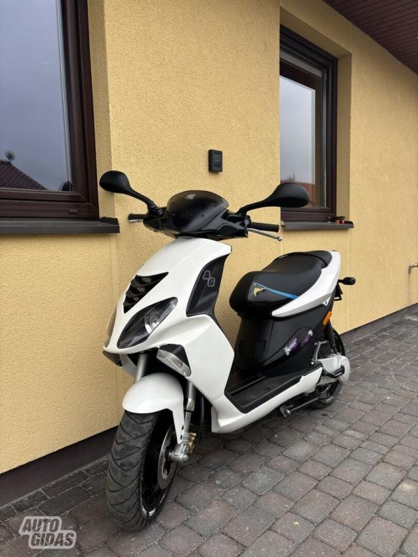 White Piaggio NRG 2013 in Pasvalys, with an engine capacity of 0.05 L and mileage of 10 thousand km for 1050 €, photo 3 on AUTOMOTO.COM.LV