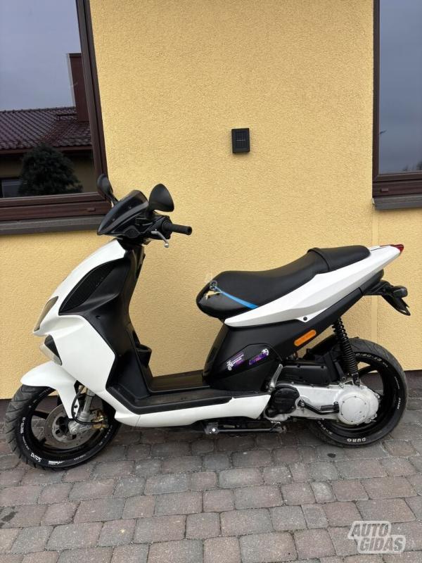 White Piaggio NRG 2013 in Pasvalys, with an engine capacity of 0.05 L and mileage of 10 thousand km for 1050 €, photo 4 on AUTOMOTO.COM.LV