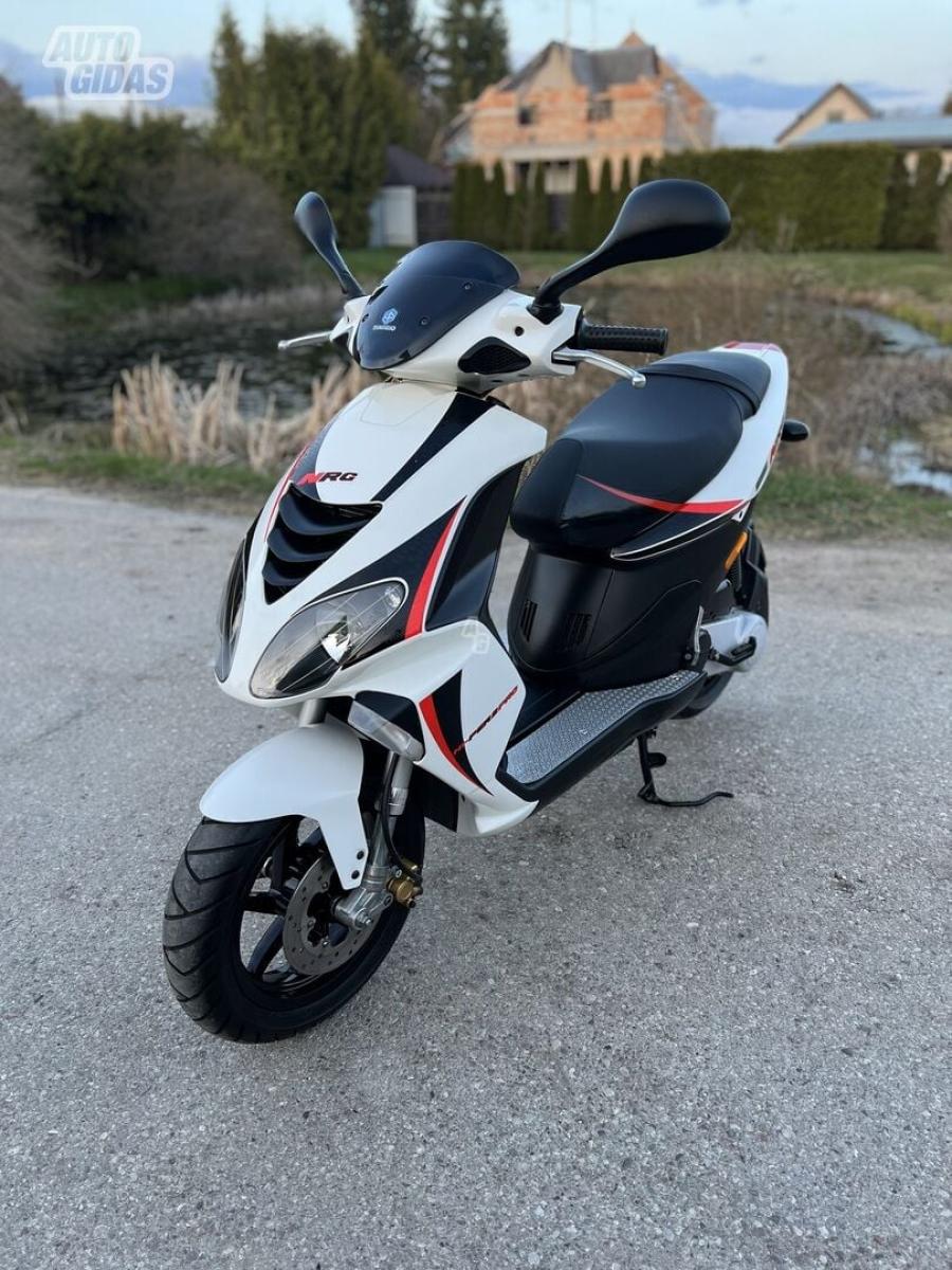 White Piaggio NRG 2017 in Prienai, with an engine capacity of 0.05 L and mileage of 19 thousand km for 1750 €, photo 3 on AUTOMOTO.COM.LV