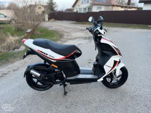 White Piaggio NRG 2017 in Prienai, with an engine capacity of 0.05 L and mileage of 19 thousand km for 1750 €, photo 5 on AUTOMOTO.COM.LV