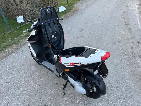White Piaggio NRG 2017 in Prienai, with an engine capacity of 0.05 L and mileage of 19 thousand km for 1750 €, photo 10 on AUTOMOTO.COM.LV
