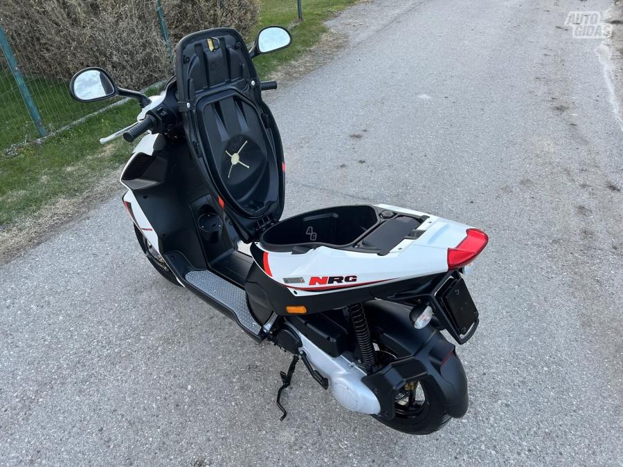 White Piaggio NRG 2017 in Prienai, with an engine capacity of 0.05 L and mileage of 19 thousand km for 1750 €, photo 11 on AUTOMOTO.COM.LV