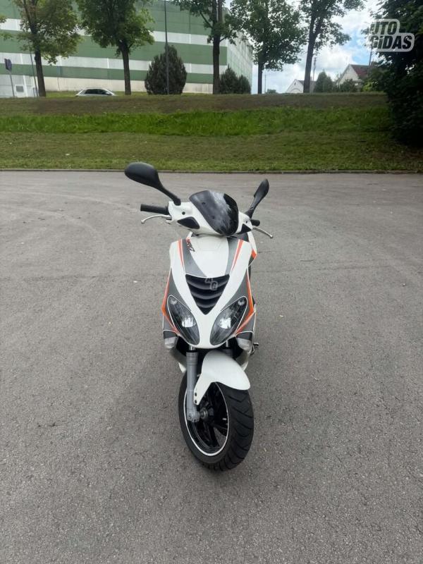 White Piaggio NRG 2018 in Panevezys, with an engine capacity of 0.05 L and mileage of 8 thousand km for 1750 €, photo 1 on AUTOMOTO.COM.LV