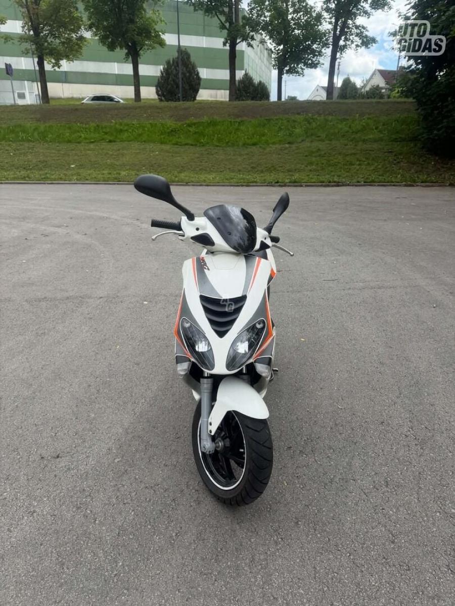 White Piaggio NRG 2018 in Panevezys, with an engine capacity of 0.05 L and mileage of 8 thousand km for 1750 €, photo 1 on AUTOMOTO.COM.LV