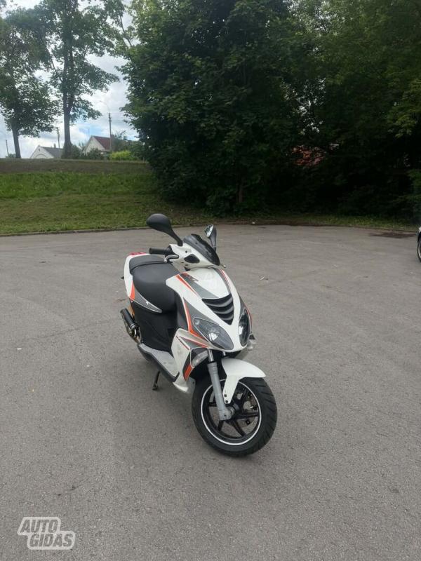White Piaggio NRG 2018 in Panevezys, with an engine capacity of 0.05 L and mileage of 8 thousand km for 1750 €, photo 2 on AUTOMOTO.COM.LV