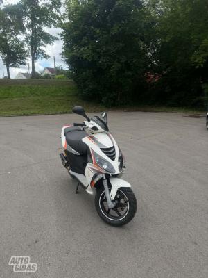 White Piaggio NRG 2018 in Panevezys, with an engine capacity of 0.05 L and mileage of 8 thousand km for 1750 €, photo 3 on AUTOMOTO.COM.LV