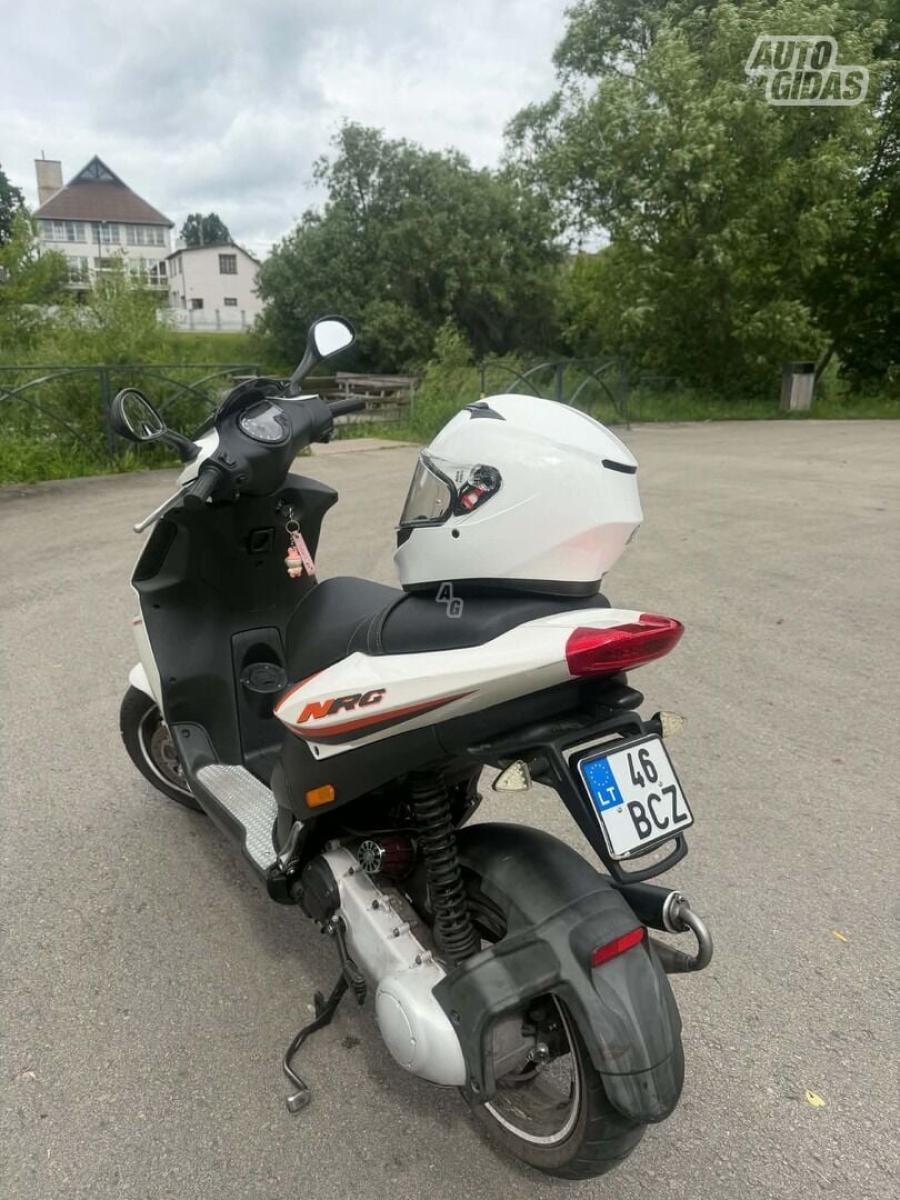 White Piaggio NRG 2018 in Panevezys, with an engine capacity of 0.05 L and mileage of 8 thousand km for 1750 €, photo 4 on AUTOMOTO.COM.LV