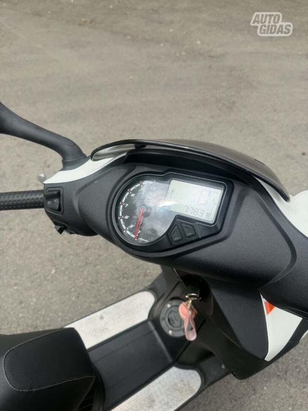 White Piaggio NRG 2018 in Panevezys, with an engine capacity of 0.05 L and mileage of 8 thousand km for 1750 €, photo 4 on AUTOMOTO.COM.LV