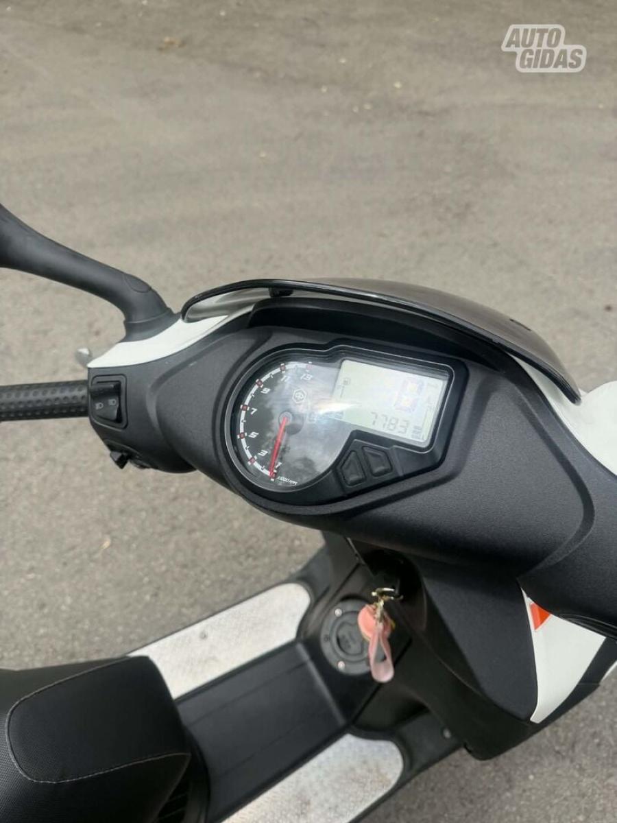 White Piaggio NRG 2018 in Panevezys, with an engine capacity of 0.05 L and mileage of 8 thousand km for 1750 €, photo 5 on AUTOMOTO.COM.LV
