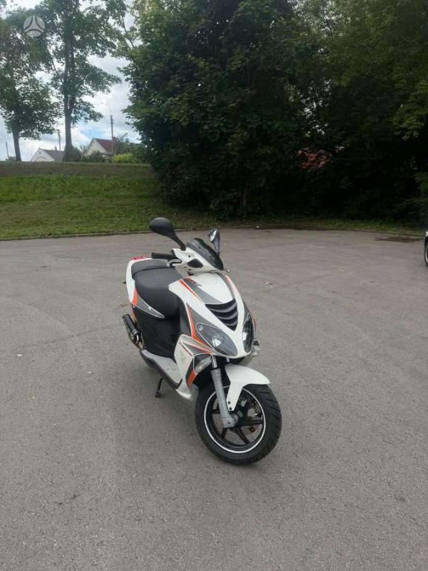 Белый Piaggio NRG 2018 в Паневежис, объемом двигателя 49.00 л и пробегом 8 тыс. км за 1690 €, фото 3 на AUTOMOTO.COM.LV