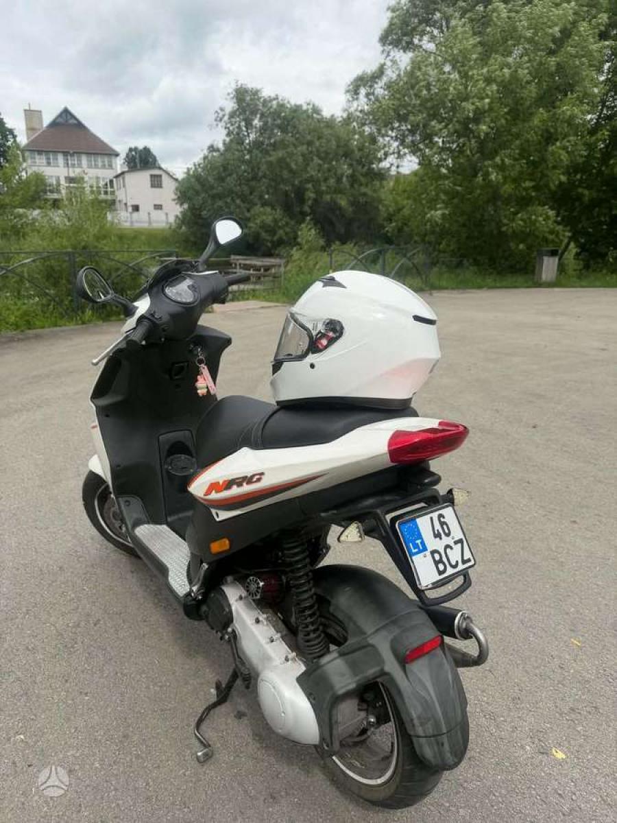 Белый Piaggio NRG 2018 в Паневежис, объемом двигателя 49.00 л и пробегом 8 тыс. км за 1690 €, фото 5 на AUTOMOTO.COM.LV