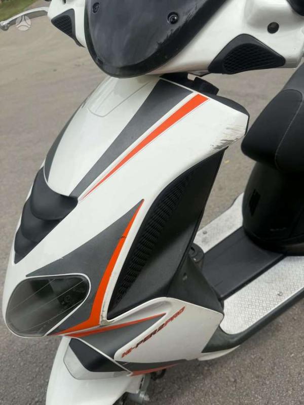 Белый Piaggio NRG 2018 в Паневежис, объемом двигателя 49.00 л и пробегом 8 тыс. км за 1690 €, фото 6 на AUTOMOTO.COM.LV
